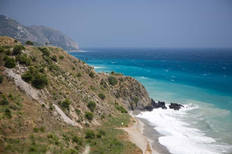 Van Malaga: Cliffs of Maro-wandeling met strandbezoek en snorkelen ...