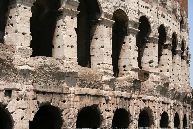 Roma: Visita guiada sin hacer cola al Coliseo por la mañana temprano ...