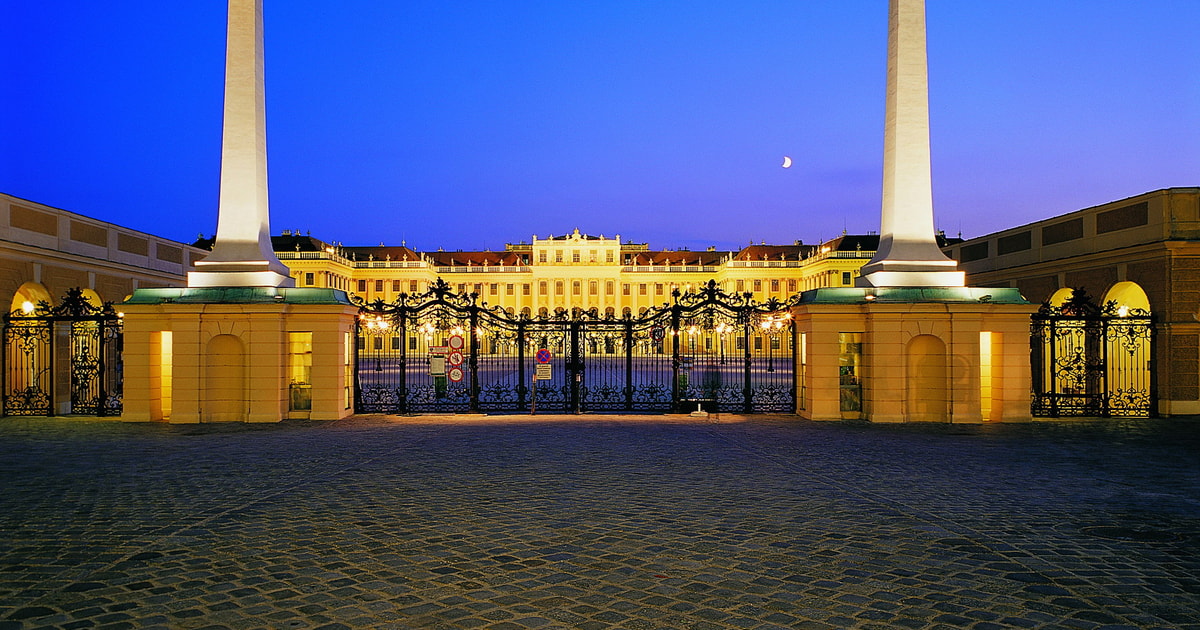Vienna: Tour serale del Castello di Schönbrunn, cena e concerto ...