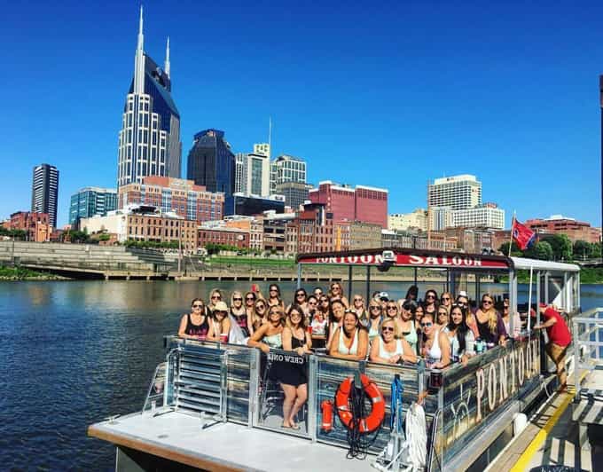 Nashville: Ponton Party Cruise met een kapitein | GetYourGuide