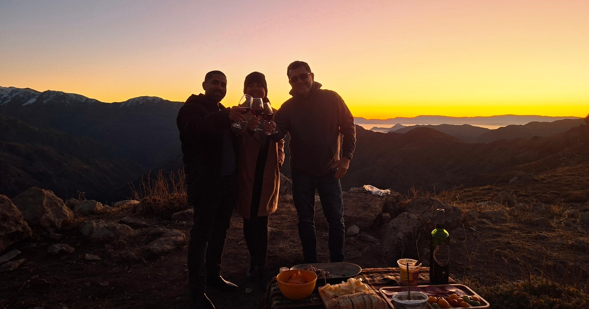 サンティアゴ：アンデス山脈の夕日を眺めながらピクニックと乾杯をお楽しみください。 | GetYourGuide