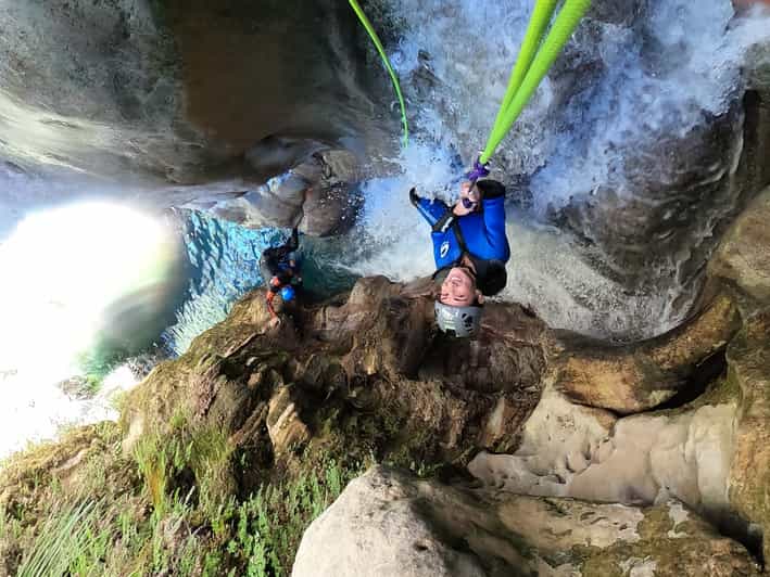Van Granada: Rio Verde Canyoning-tour met lunch | GetYourGuide