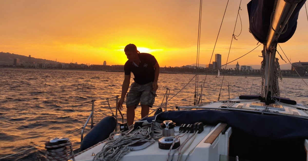 Barcelona: Segeltour mit einem Glas Cava | GetYourGuide