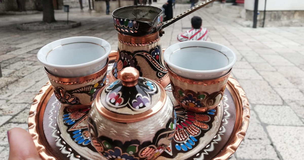 Sarajevo: stadsmarkt van Sarajevo, proeverij van eten in de oude stad ...