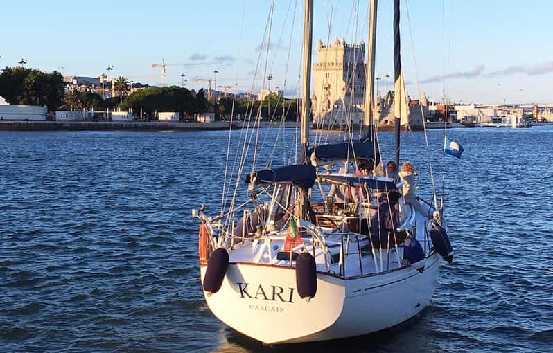 Lisboa: Tour en barco al atardecer en barco clásico | GetYourGuide