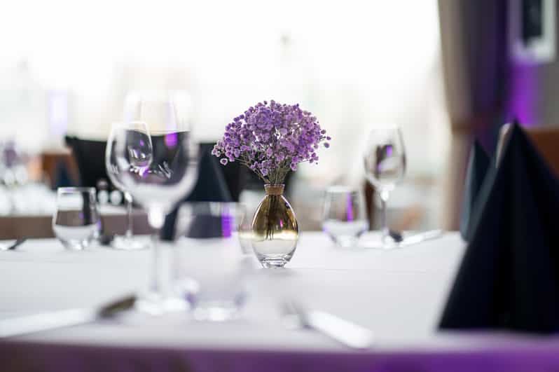 Praag: jazzshow en diner in Art Restaurant Mánes | GetYourGuide