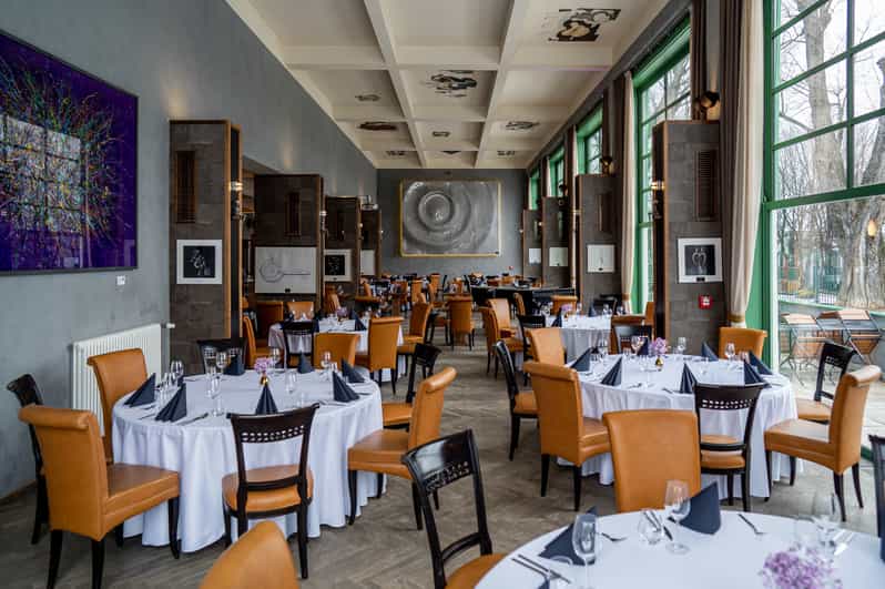 Praag: jazzshow en diner in Art Restaurant Mánes | GetYourGuide