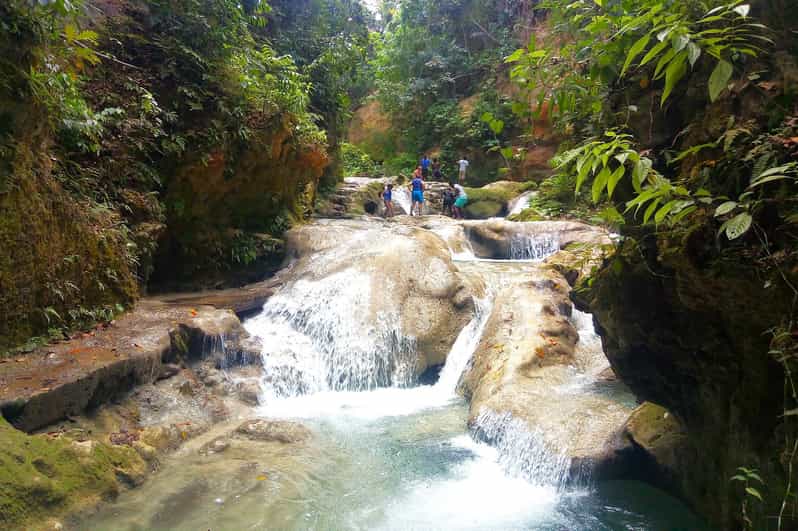 Van Ocho Rios: Blue Hole Tour met Jamaicaanse KFC Meal | GetYourGuide