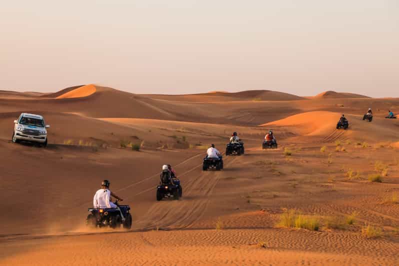 Dubai: Quad rijden, kameeltocht & zandsurfen met diner | GetYourGuide