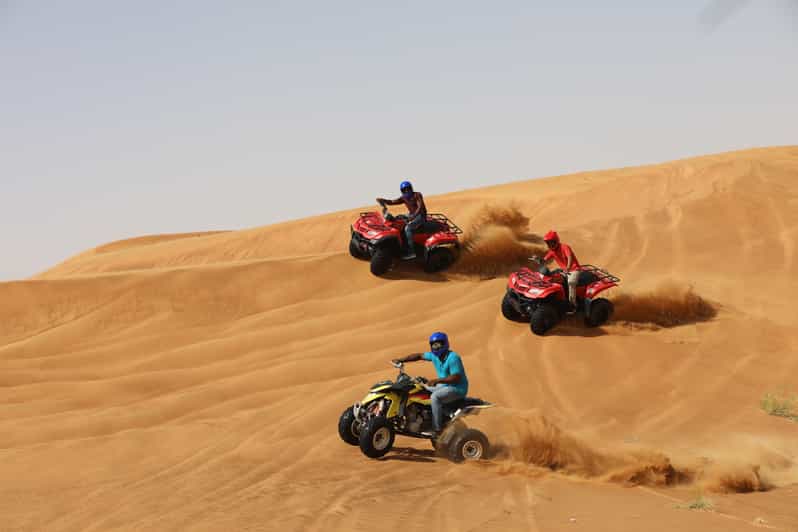 Dubai: Quad rijden, kameeltocht & zandsurfen met diner | GetYourGuide