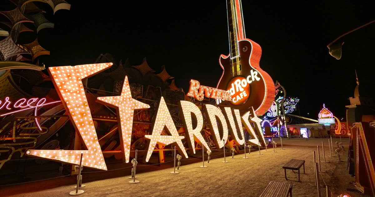 Las Vegas: Nocny lot helikopterem i zwiedzanie Neon Museum | GetYourGuide