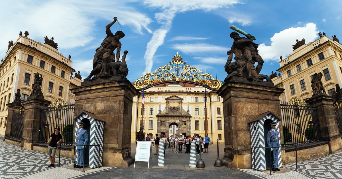 Praag: privéwandeling door de Praagse Burcht en de wijk | GetYourGuide