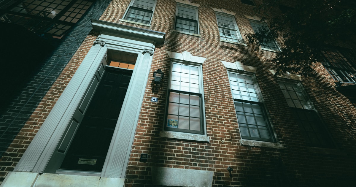 Portland Ghosts Boos and Booze Haunted Pub Crawl | GetYourGuide