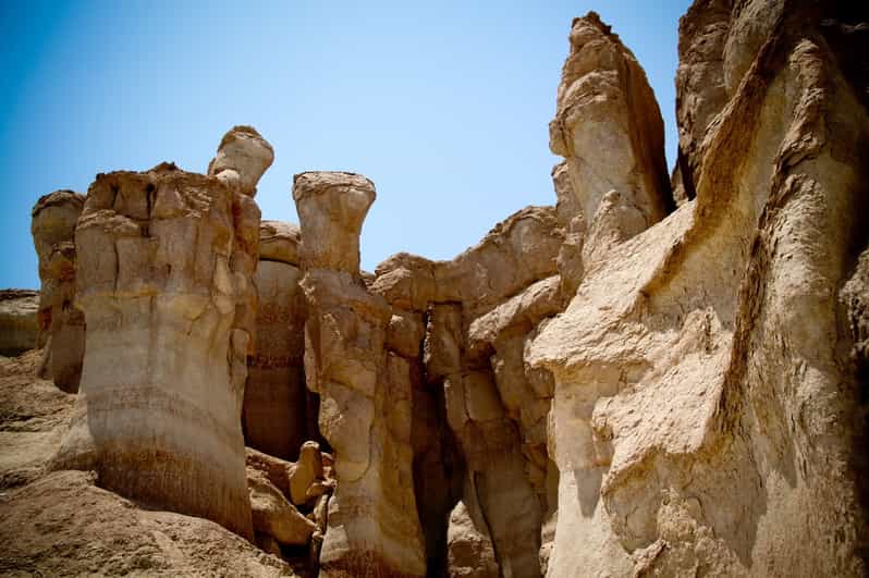 Desde Riyadh: Tour de un día de Al Qara Hill y Jawatha Al Ahsa ...