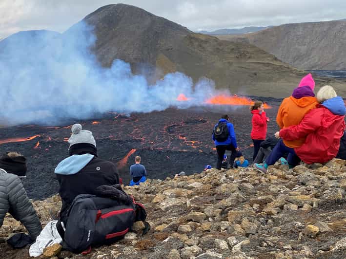 Reykjavik: begeleide vulkaan- en lavaveldwandeling met Geopark ...