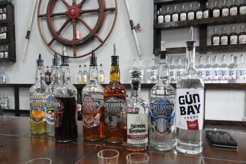 Gran Caimán: visita a la destilería con degustación de ron y vodka ...