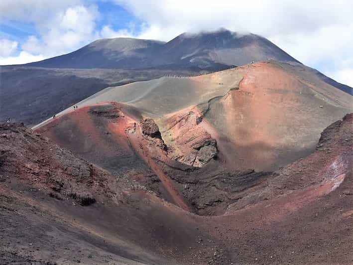 Nicolosi: funivia dell'Etna, escursione in 4x4 e trekking | GetYourGuide