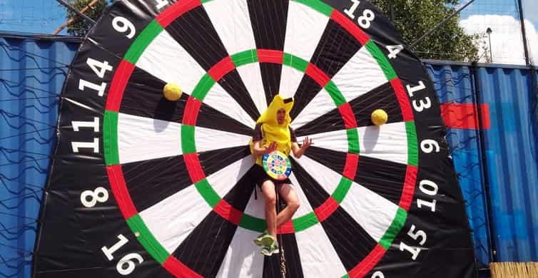 Prag: Riesen-Fußball-Dartspiel mit einer Runde Bier & BBQ | GetYourGuide