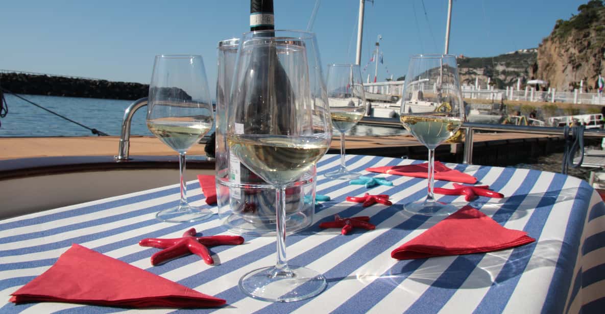 Capri-tour met de iconische Gozzo Sorrentino | GetYourGuide