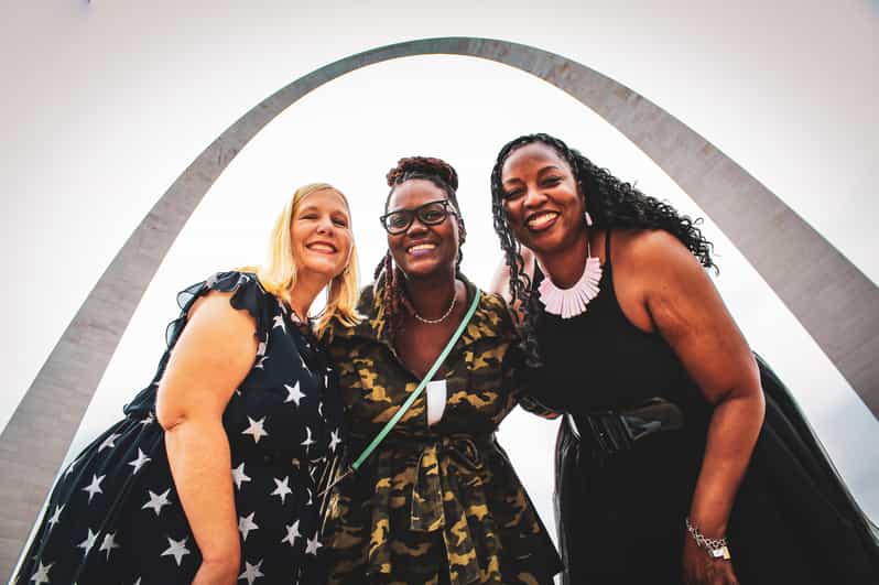 St. Louis: Gateway Arch and Old Court House Photoshoot | GetYourGuide