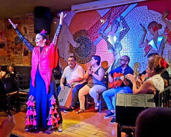 Valencia: Flamenco Show im El Toro y La Luna mit einem Drink | GetYourGuide