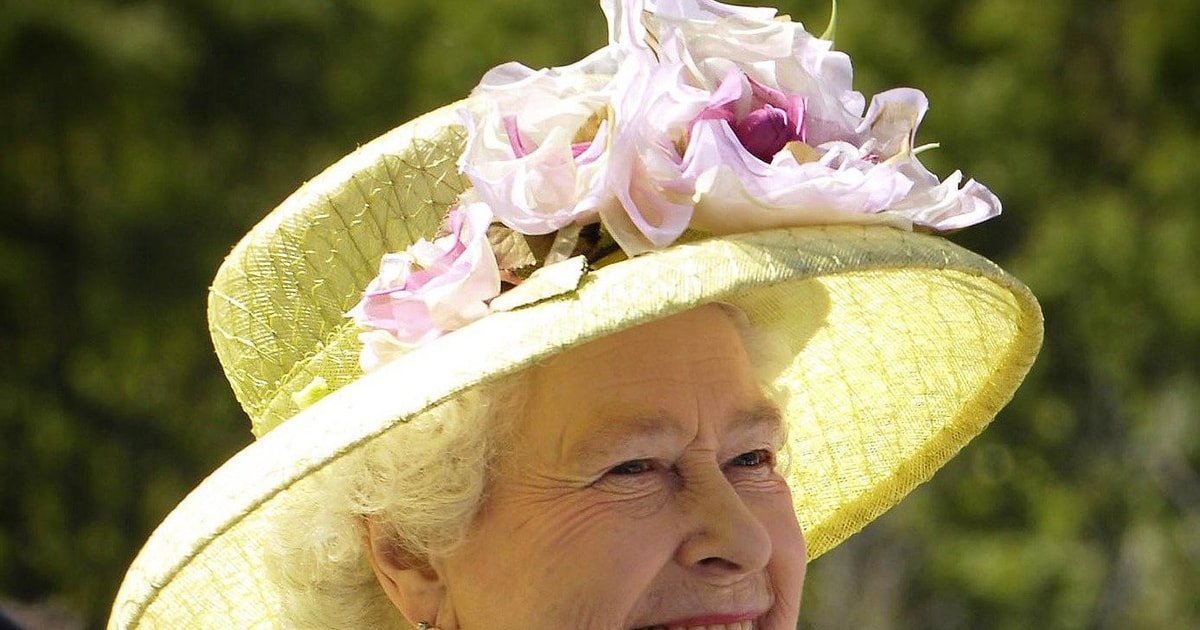 London: Life and Legacy of Queen Elizabeth II Walking Tour | GetYourGuide