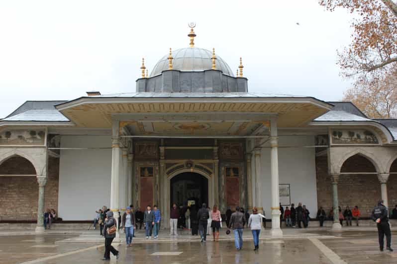 Istanbul Walking Tour: Mosques, Palace, Cistern with Lunch | GetYourGuide