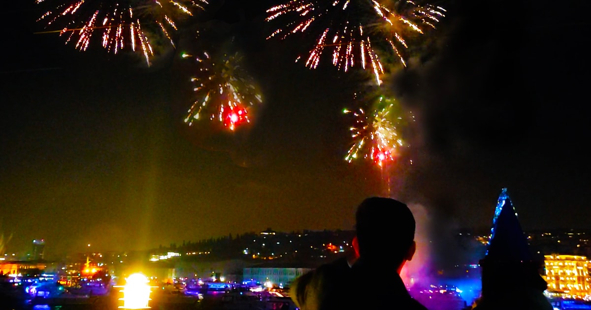 Istanbul: Silvester Dinner Cruise Ticket mit DJ und Getränken ...