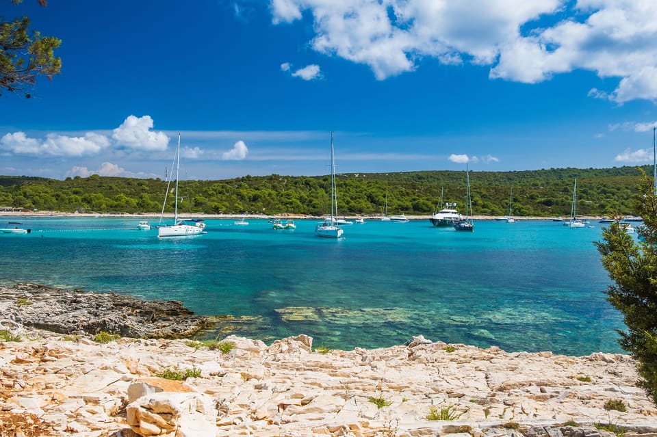 Von Zadar aus: Ganztagesausflug zum Saharun Strand mit dem Privatboot ...