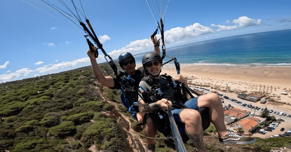 Desde Lisboa: vuelo en parapente en tándem | GetYourGuide