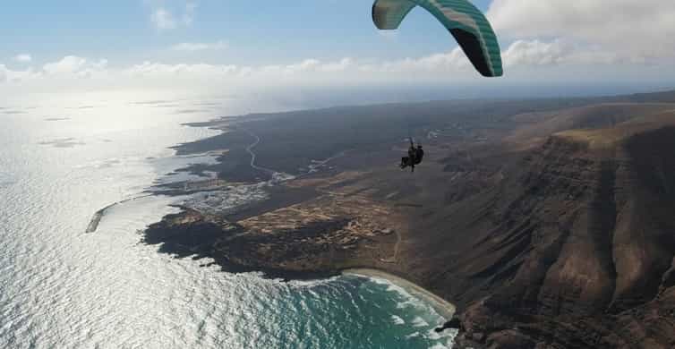 Lanzarote: Tandem-Gleitschirmflug über Lanzarote | GetYourGuide