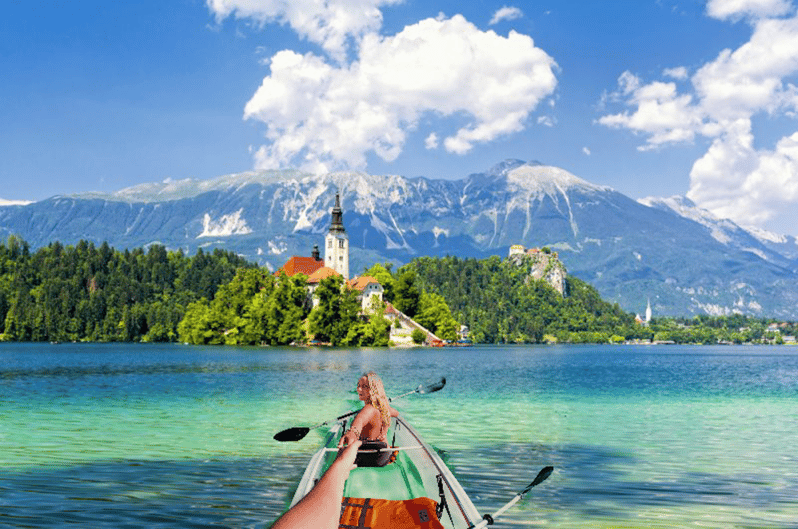 Bled: tour guiado en kayak en un kayak transparente | GetYourGuide
