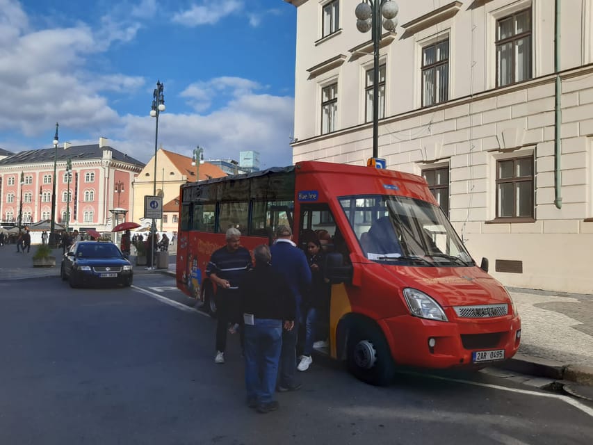 Praga: Tour en autobús libres y crucero por el río | GetYourGuide