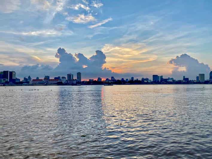 Phnom Penh: Mekong River Sunset Cruise en Tuk Tuk Ride | GetYourGuide
