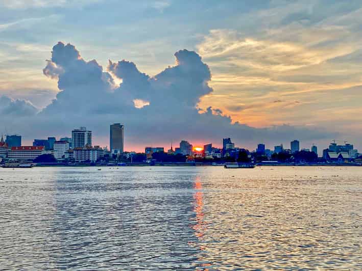 Phnom Penh: Mekong River Sunset Cruise en Tuk Tuk Ride | GetYourGuide