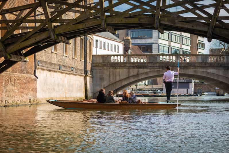 Cambridge: Bridge of Sighs Punting Tour | GetYourGuide
