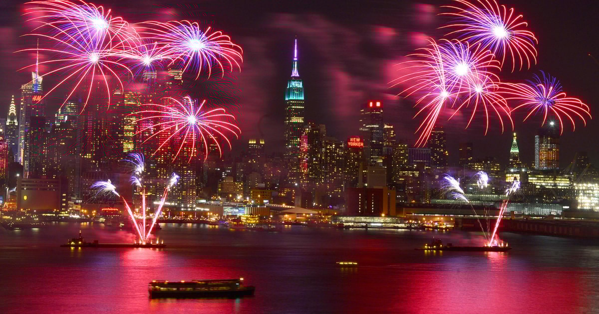 NYC: Cruzeiro de fogos de artifício de Ano Novo com buffet mexicano e ...