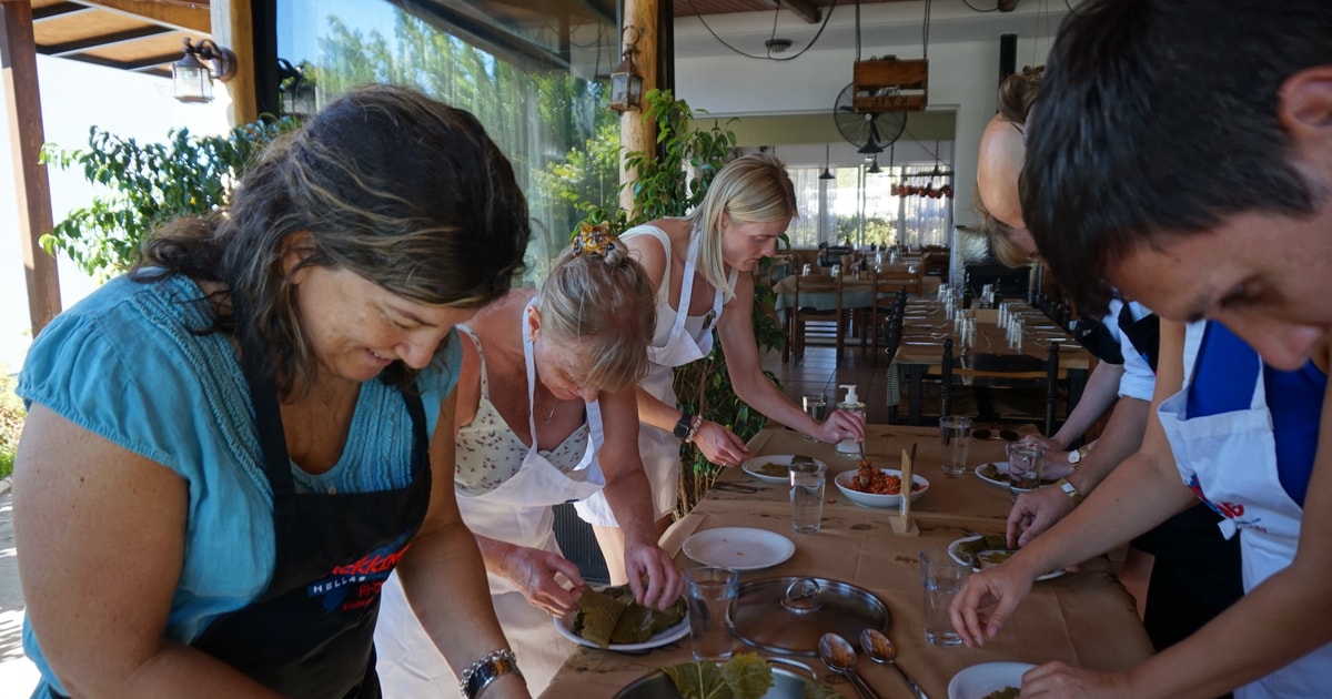 Rodos: Yemek Pişirme Dersi ve Öğle Yemeği ile Şarap Tadımı | GetYourGuide