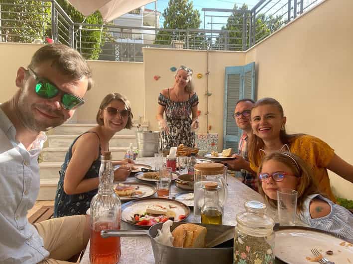 Atenas: Clase de cocina griega Souvlaki Pita Gyros con un local | GetYourGuide