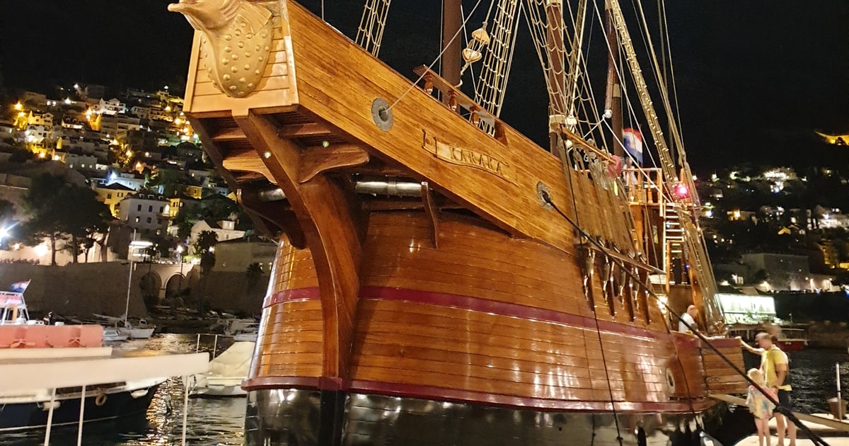 Panoramische nachtcruise in Dubrovnik op Karaka schip | GetYourGuide