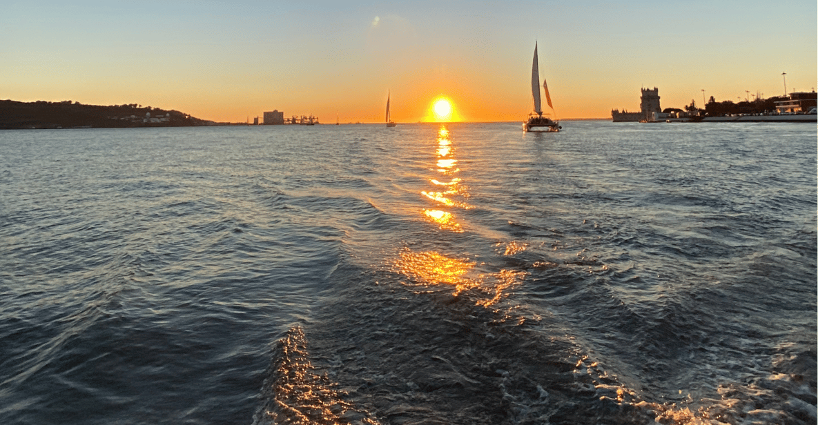 Lisbona: Crociera sul fiume Tago al tramonto con drink di benvenuto | GetYourGuide
