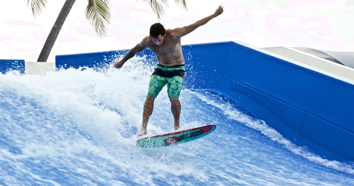 Cancún: Hop-on-hop-off-bustour met Flowrider Experience | GetYourGuide