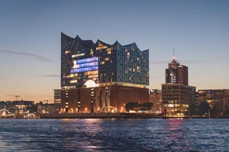 Hamburg: 1,5 uur durende Grand Harbour-avondverlichtingscruise ...