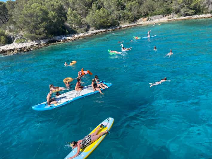 Split: Blaue Lagune, Schiffswrack, & Šolta mit Mittagessen | GetYourGuide