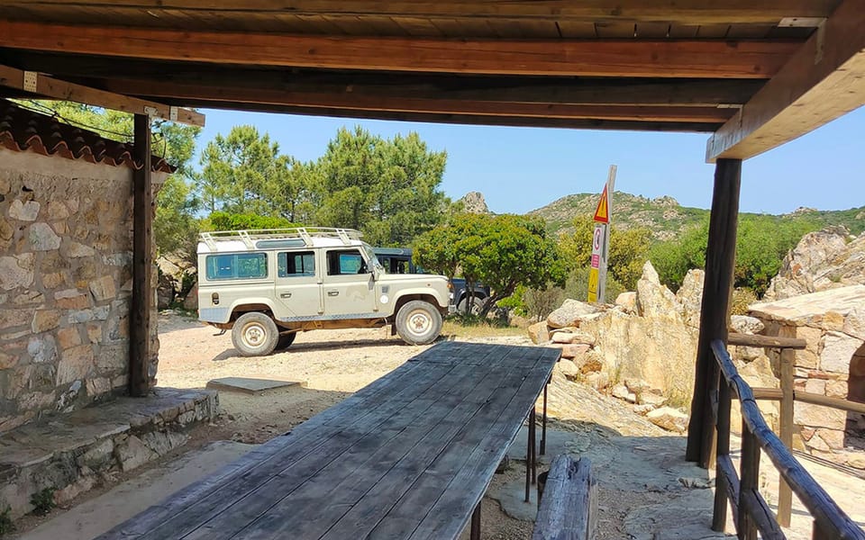 San Teodoro: Escursione in jeep e a piedi nel Rio Pitrisconi | GetYourGuide