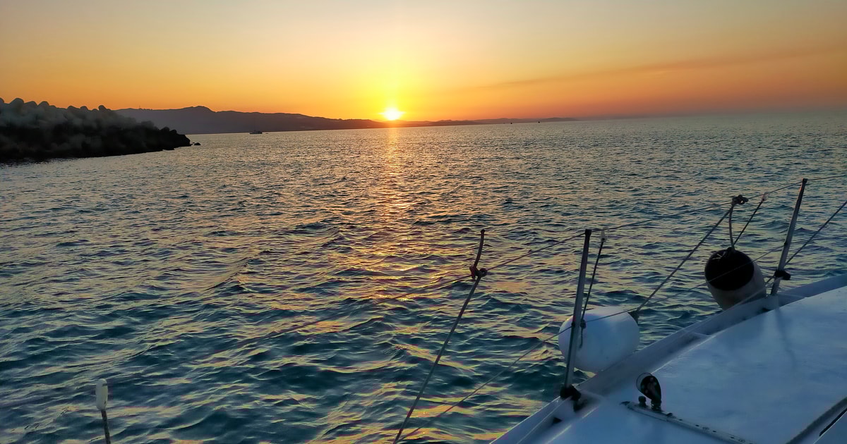 Catania: Excursie cu barca cu pânze la apus de soare cu aperitiv și ...