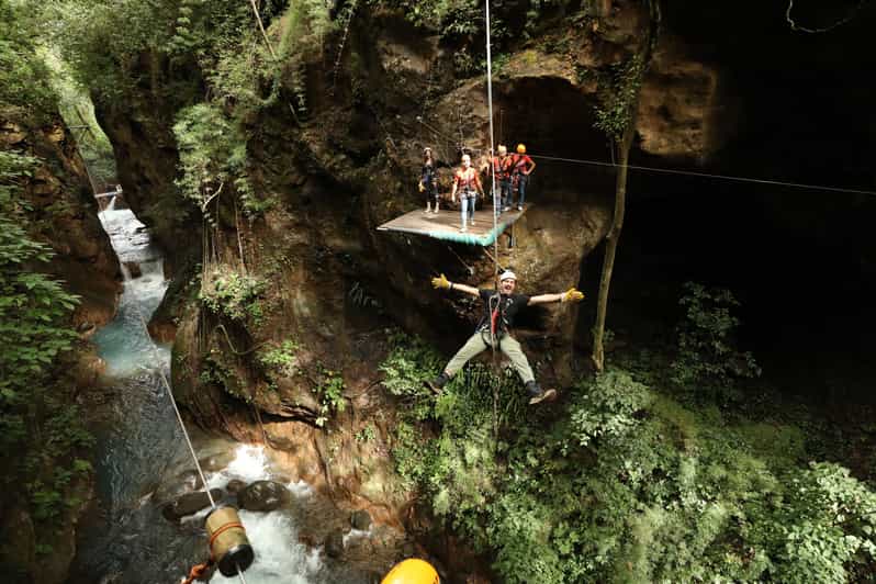 Λιβερία: Ziplining, River Tubing και Ιππασία Ταξίδι με άλογα | GetYourGuide