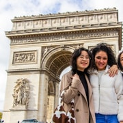 Paris: Professional Photoshoot at the Arc de Triomphe | GetYourGuide