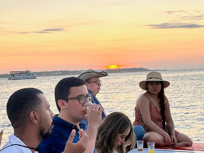 Tour in barca al tramonto con open bar e ingresso gratuito al club di ...