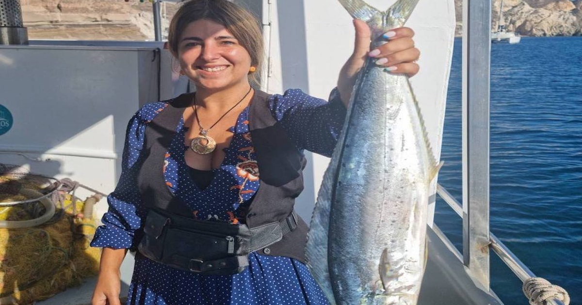 Santorini: Excursión privada en barco de pesca en alta mar al atardecer ...